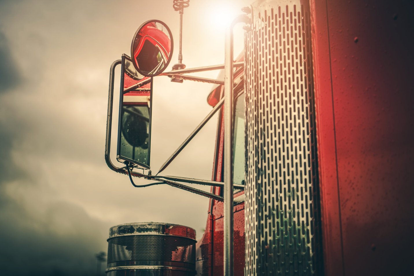 Proper Mirror Use and Maintenance for Truckers - Great West Casualty