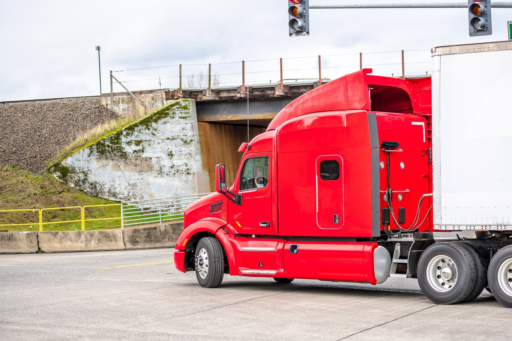 Safety Tips for Making Right Turns in Tractor Trailers - Great West
